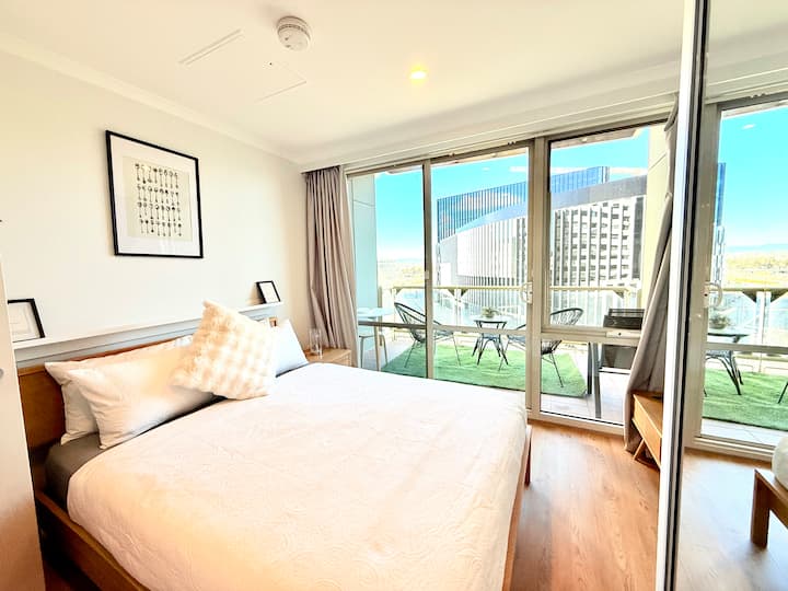 2 Bed 1 Bath Apt With Car Park - Canberra