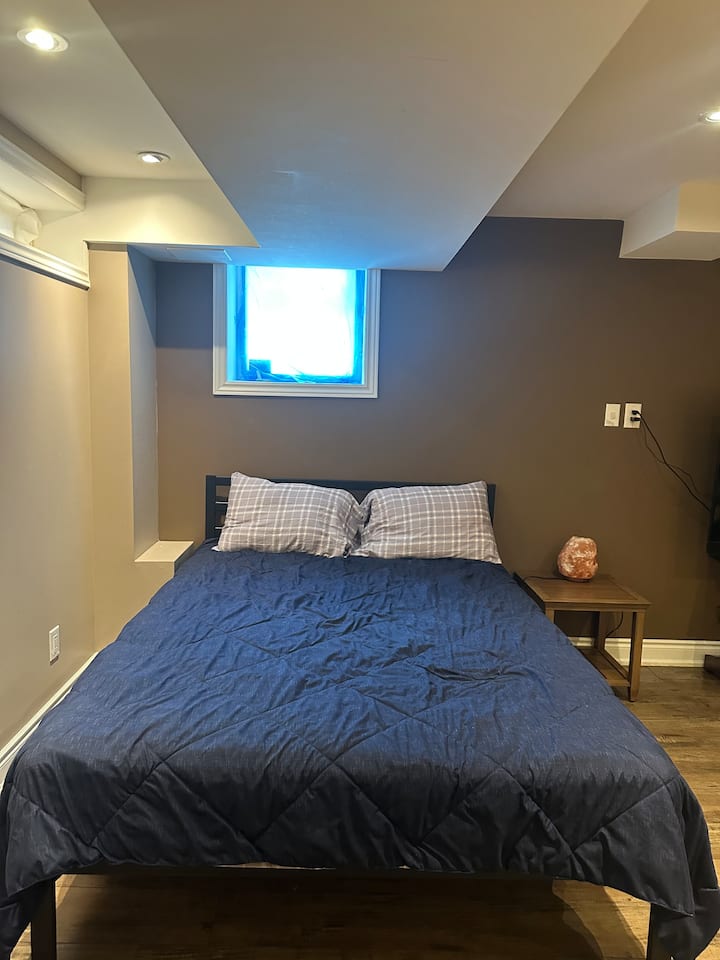 Modern Basement Suite Near Sq1 - Mississauga