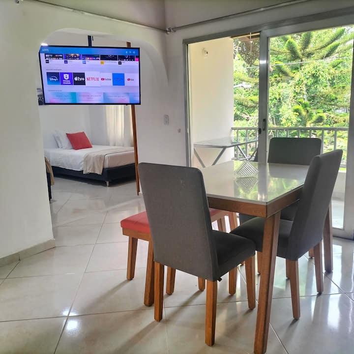 Cómodo Y Central Apto Con Amplio Balcón En Belén - 메데인