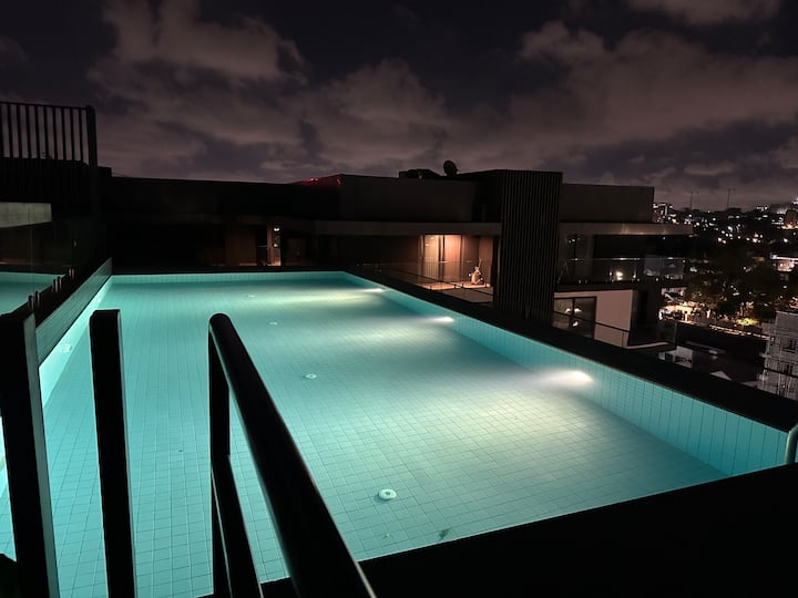 Elegant 1br Apartment W/ Rooftop Pool & City Views - Accra