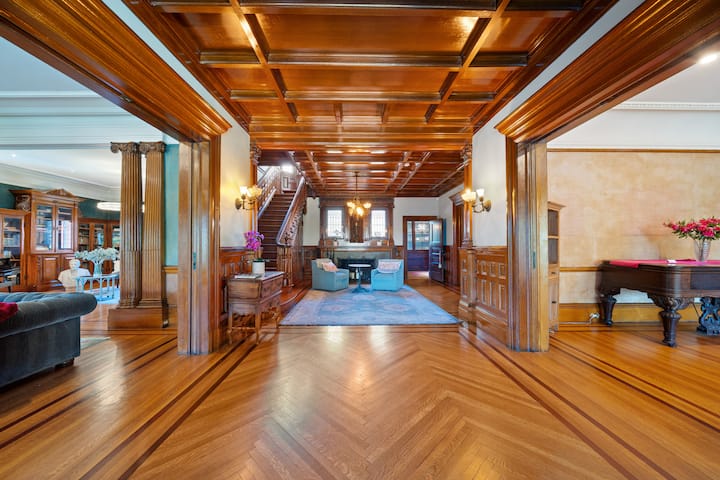 Historic Evergreens House In Exclusive Montclair - New York City