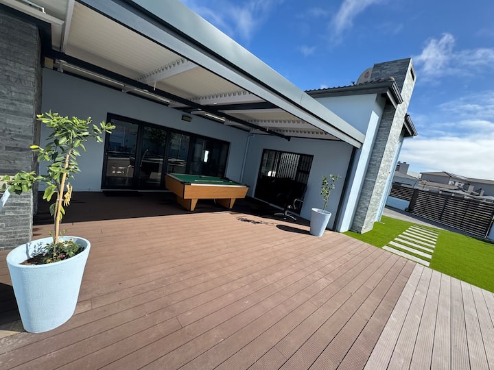 Elegant Escape With 9m Pool - Cape Town