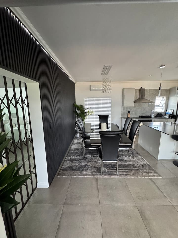 Elegant Escape With 9m Pool - Parklands