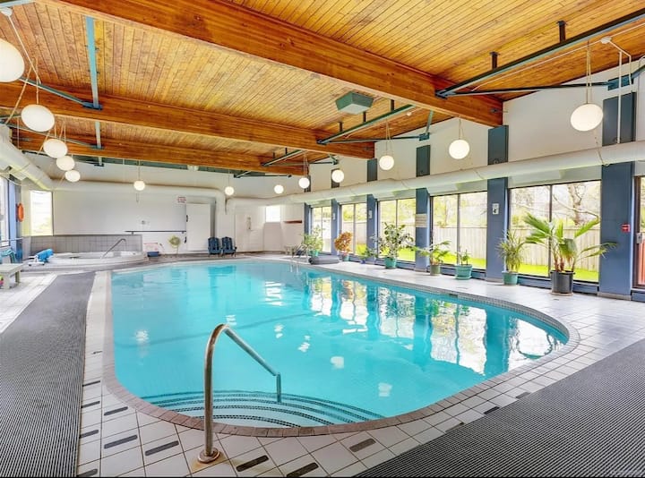Downtown Oasis! 2br + Pool, Hot Tub & Gym! - Victoria