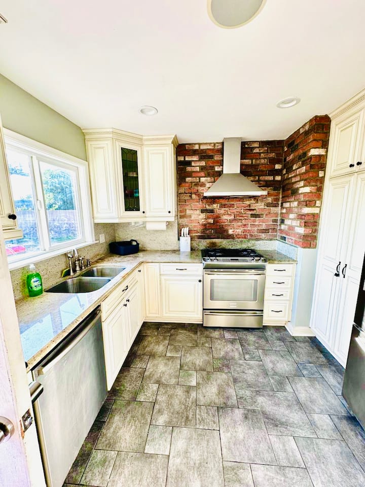 4br/2b New Quiet, Safe Area W Fenced Yard, Parking - Anaheim, CA