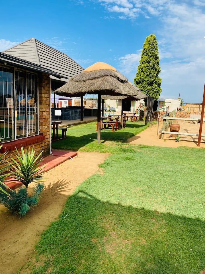 Graceland Recreation Guesthouse-thirteen Sleeper - Bronkhorstspruit