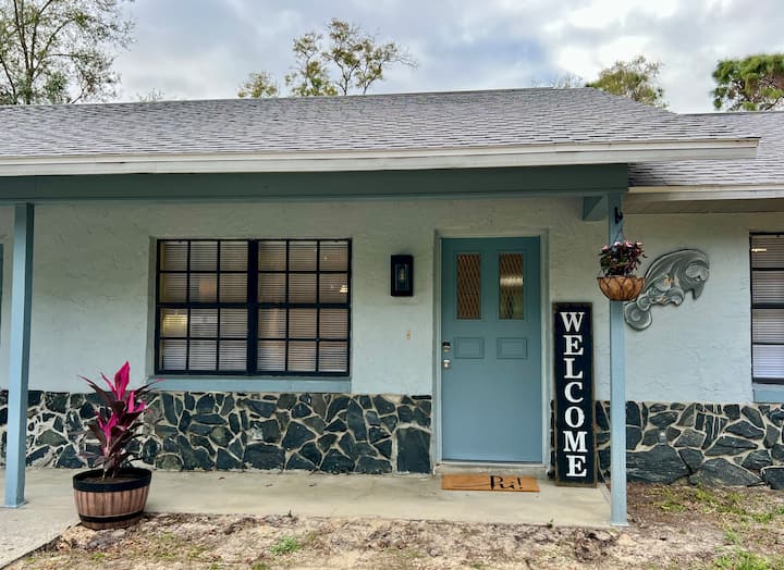 Charming Sea Cow Cottage Sleeps 8 - Crystal River, FL