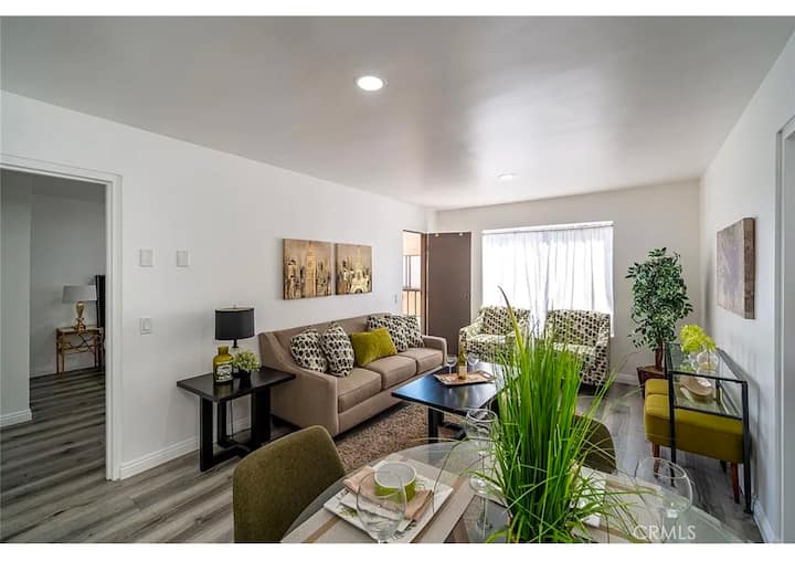 Cozy &Central | Private Room W/ Bath In Long Beach - Long Beach, CA