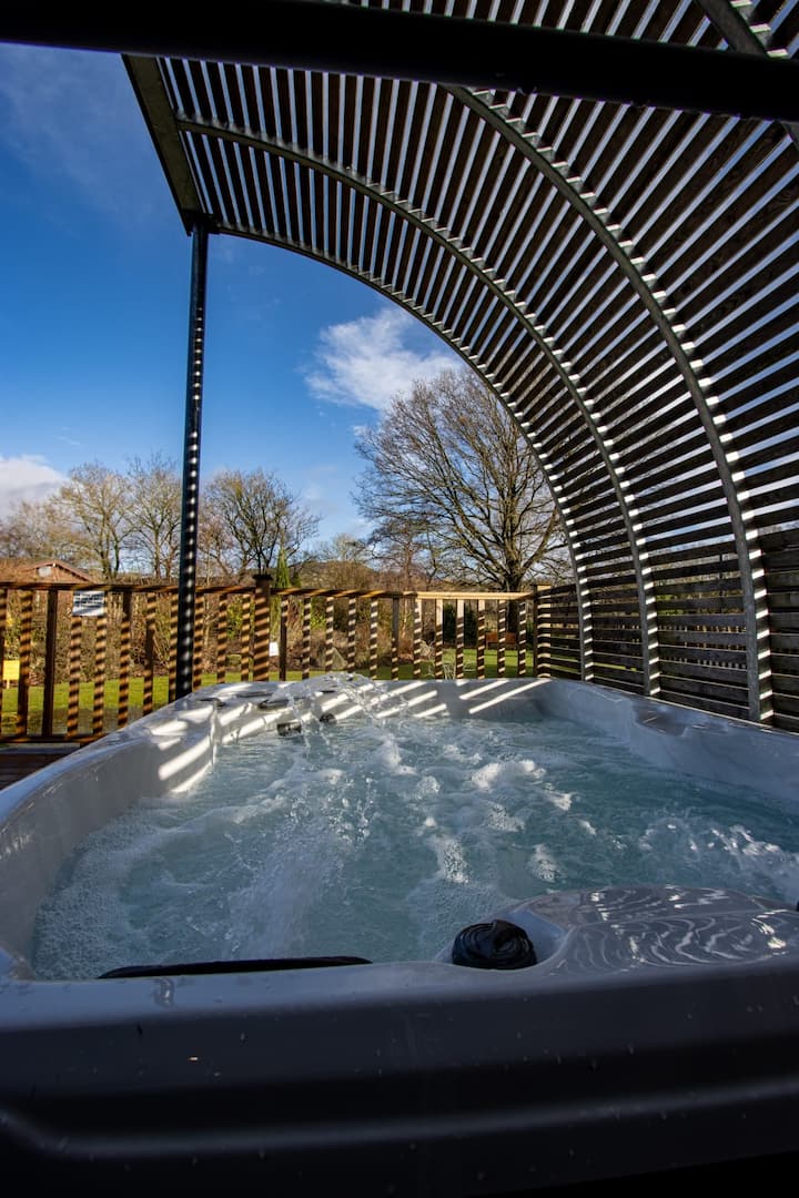 The Ness, Hot Tub Lodge, Little City Lets - Crieff