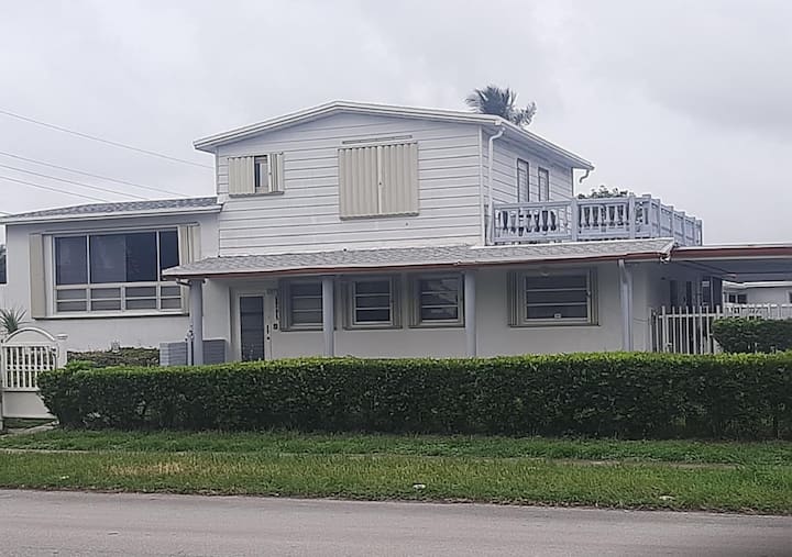 Central Comfortable Small Department In Broward - Pembroke Pines, FL