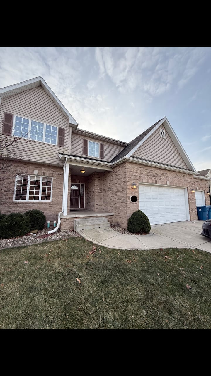 Cozy Comfort Retreat - Merrillville, IN