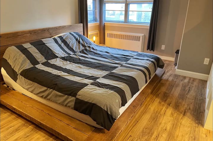 King Size Bed & 2 Sofas - 2 Rooms & Bath Suite $62 - Silver Spring, MD