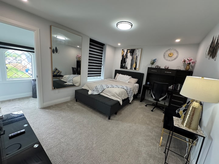 Cozy Room With Dedicated Bath! - Windsor