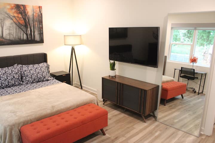 Stylish, Modern Private Suite - Charlotte, NC