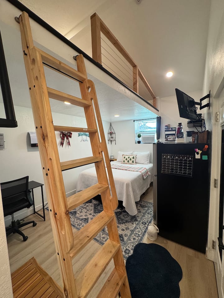 Private Entry Suite – 5 Min Walk To Unr - Reno, NV