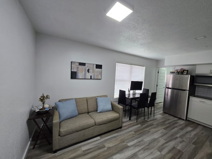 F - Apartment For 4 W/ Parking, Wifi & 2 X 50" Tvs - Dallas, TX