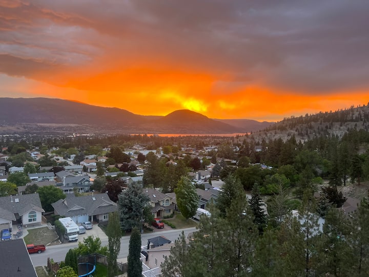 Spacious City-view Retreat With Hot Tub, Sleeps 10 - Penticton
