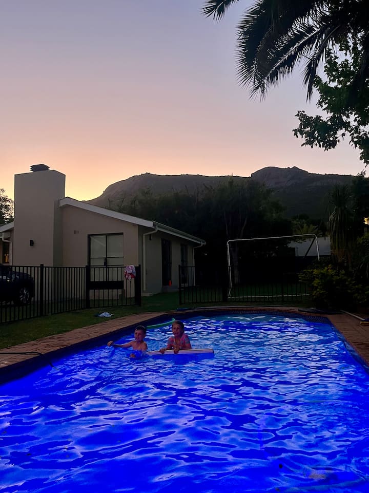 Family Home With Pool In Winelands - Paarl