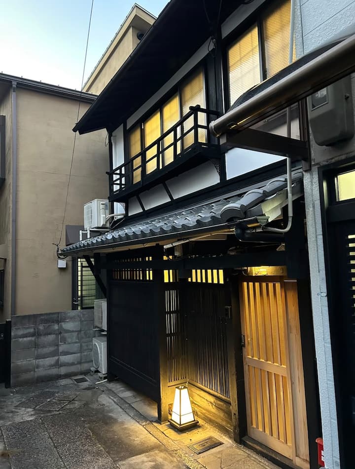 『沁石居 四条』京都中心部 四条烏丸から徒歩8分
観光地への移動便利 - Kyoto