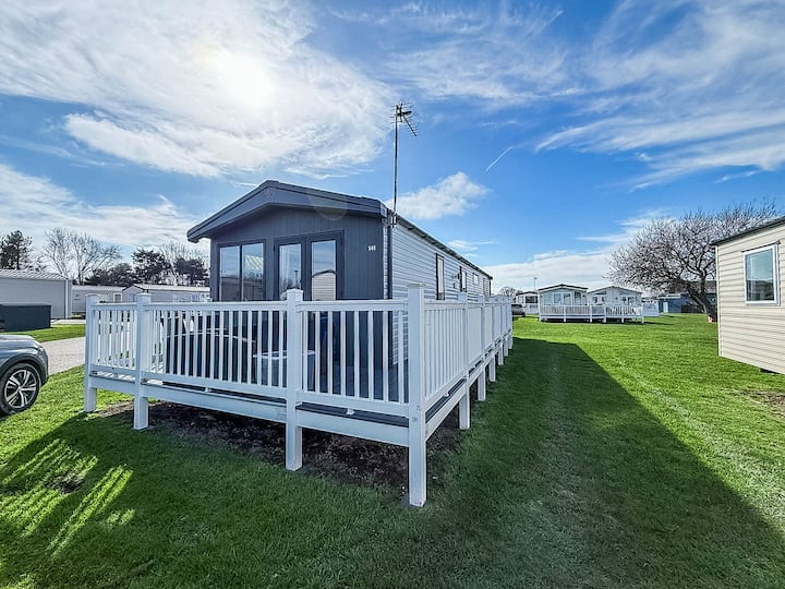 Caravan With Decking & Wifi In Suffolk Ref 20141bs - Great Yarmouth