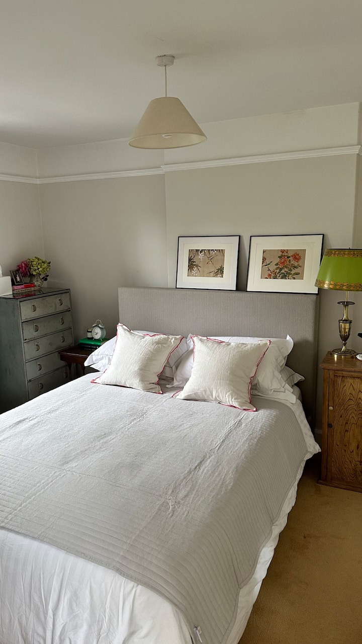 A Cosy Double Bedroom In A Happy Home - Shaftesbury