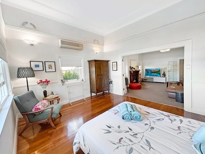 Kirribilli Gem !  Retro, Stylish, Spacious +Garage - Sydney