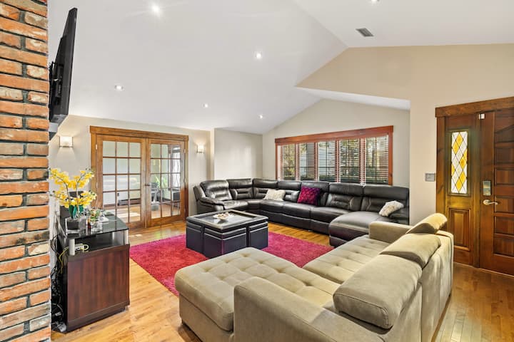 Modern Tudor In Beautiful Salem Nh - La Rivera, Pelham