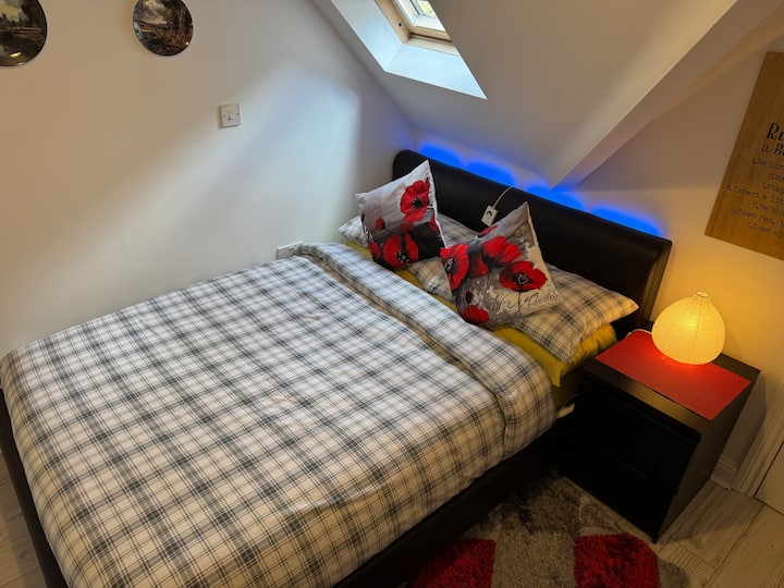 Simple Clean & Bright Spare Room With Free Parking - Pool