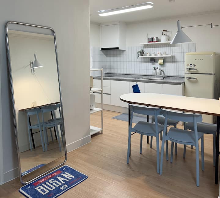 [합법 숙소] 부산역 5분•최대8인•방3개•큰거실•넷플릭스•wifi•짐보관24h무료 - Busan