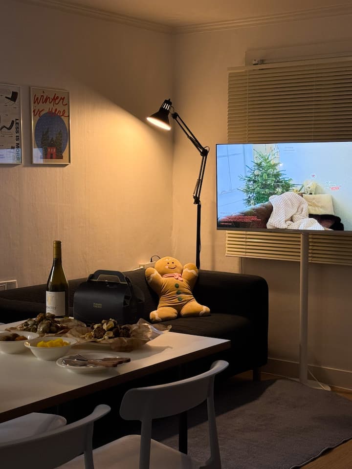 [합법 숙소] 부산역 5분•최대8인•방3개•큰거실•넷플릭스•wifi•짐보관24h무료 - Busan