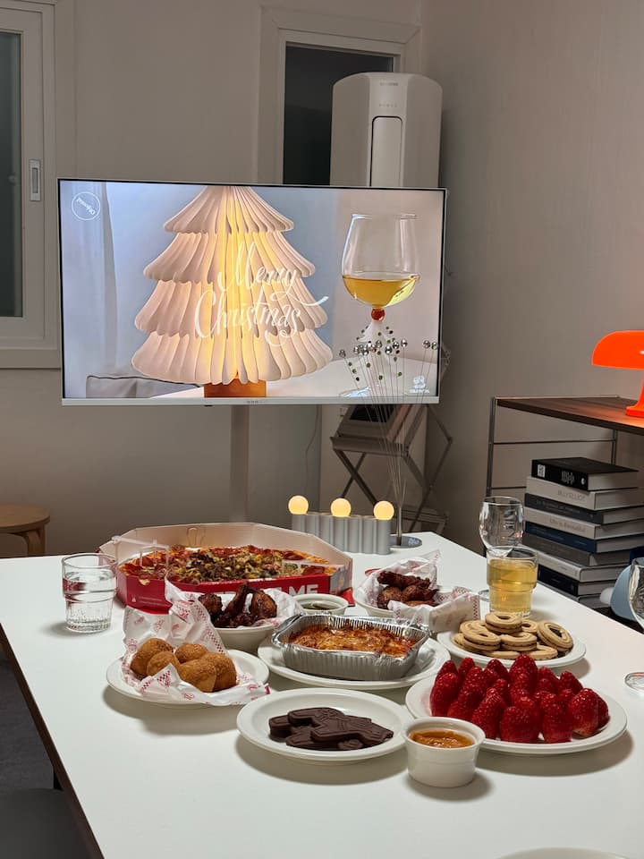 [합법 숙소] 부산역 5분•최대8인•방3개•큰거실•넷플릭스•wifi•짐보관24h무료 - Busan