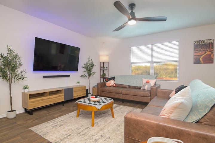 Sparkling New Sea World / Lackland Family Retreat - San Antonio, TX