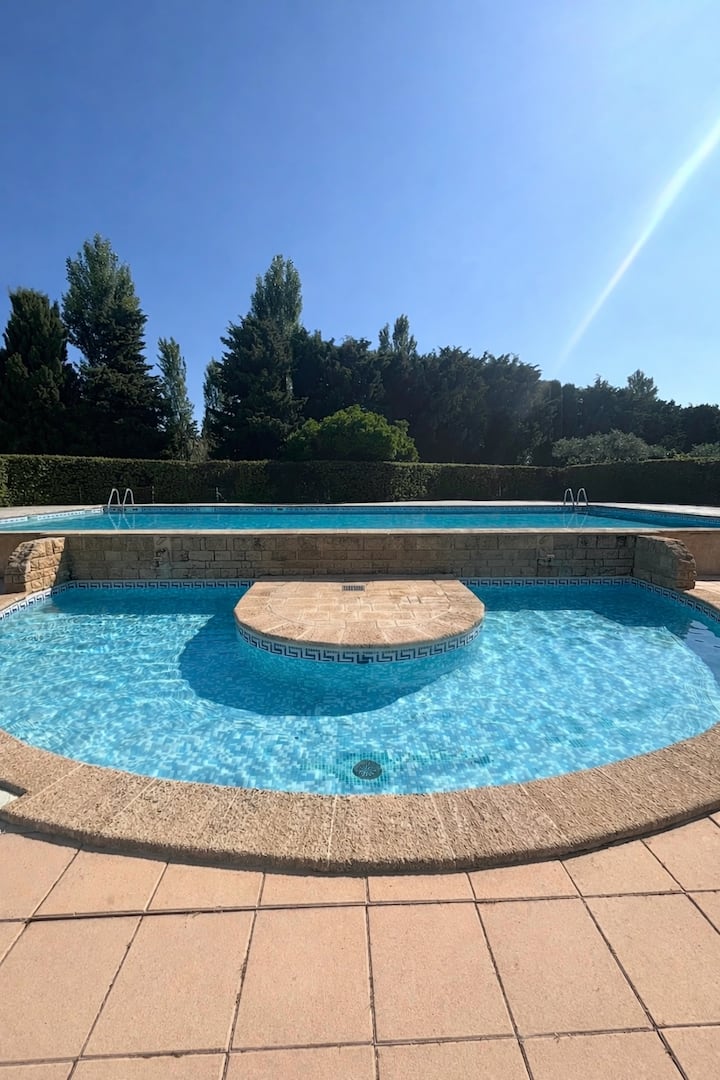 Petite Villa Avec Piscine Et Jardin - Sénas