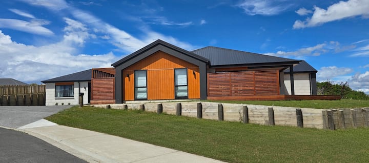 Modern Hilltop Retreat W/ Views - Rotorua