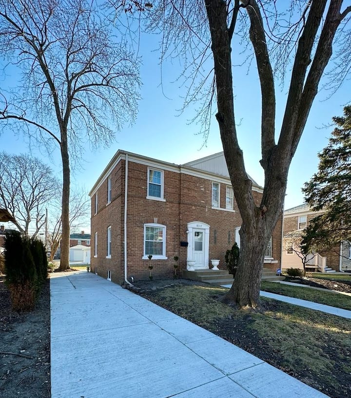 2 Bedroom Private House - Skokie, IL