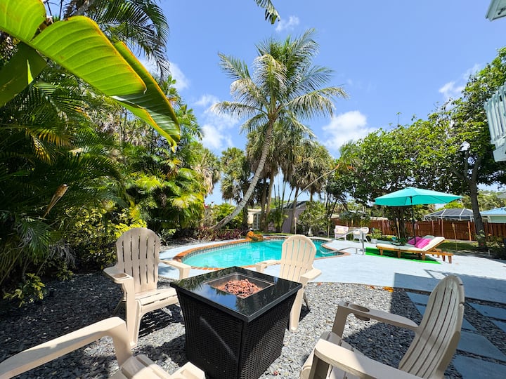 Spacious 4br Villa With Pool And Huge Backyard - West Palm Beach, FL