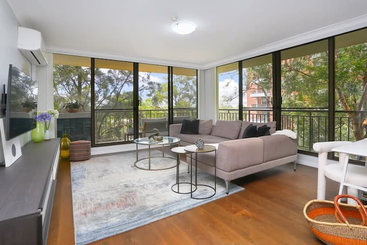 City Oasis - Brilliant Location & District Views - North Sydney