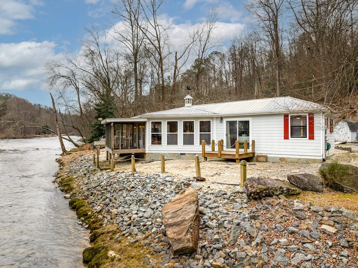 Beautiful River House On The River! - Ellijay, GA
