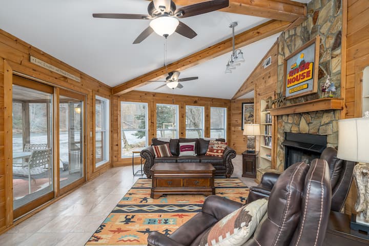 Beautiful River House On The River! - Ellijay, GA