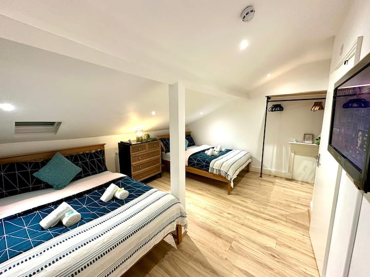 Delux Quadruple Room With Private Bathroom - Chingford