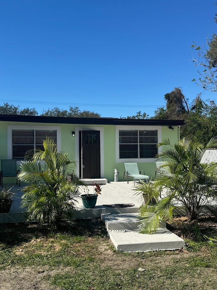 Relaxing Suite With Coastal Vibe - Temple Terrace, FL