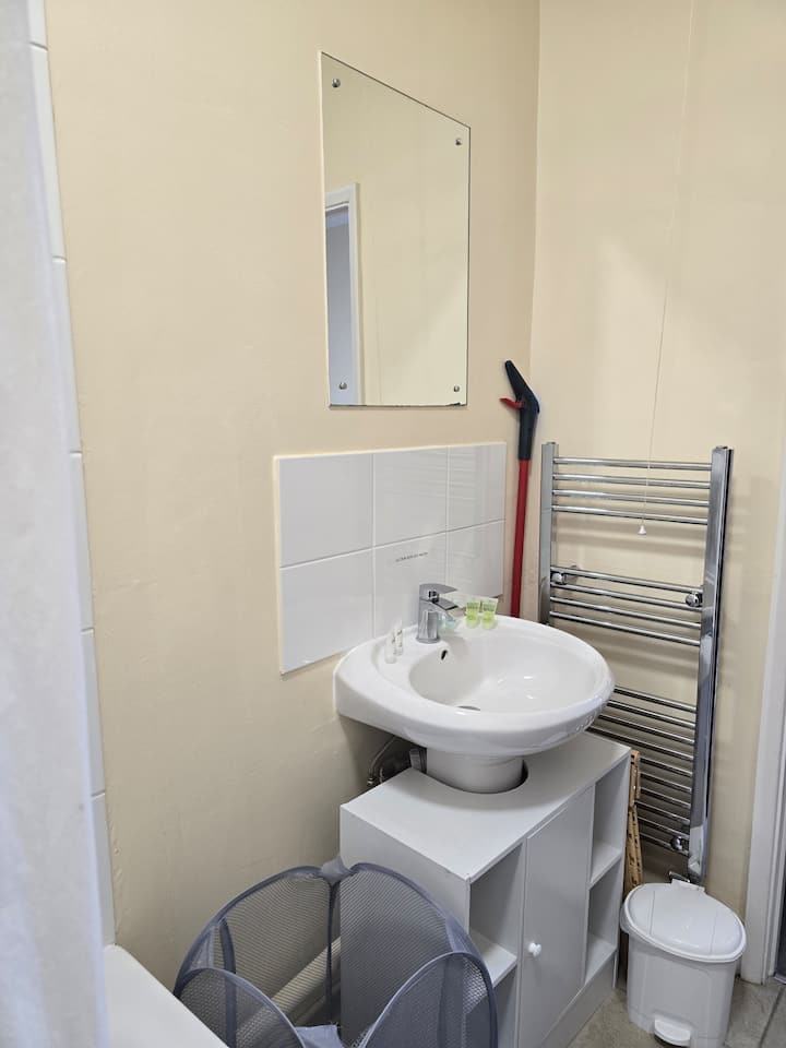 Stylish 1st Floor Apartment. - Watford