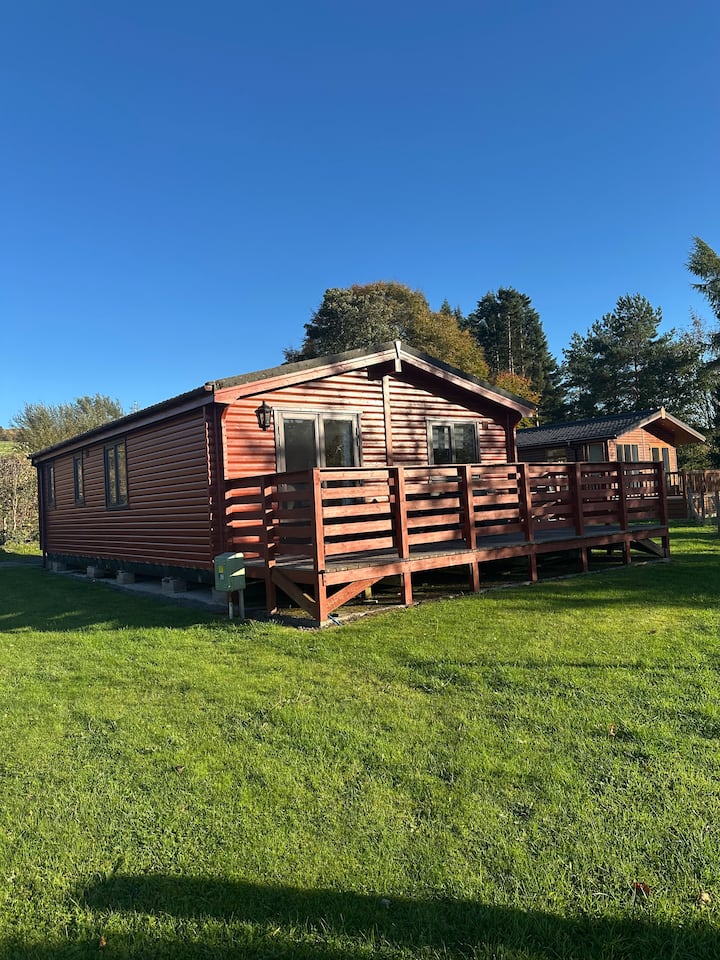 New! Rural&nbsp;2‑bed&nbsp;Lodge&nbsp;| Relaxing&nbsp;Deck&nbsp;Retreat - Dunkeld