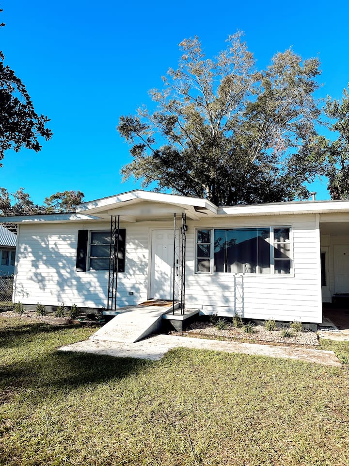 Cozy 90s Cottage-entire Home - Lake City, FL
