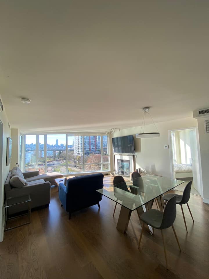 Beautiful Cozy Waterfront Condo - Vancouver