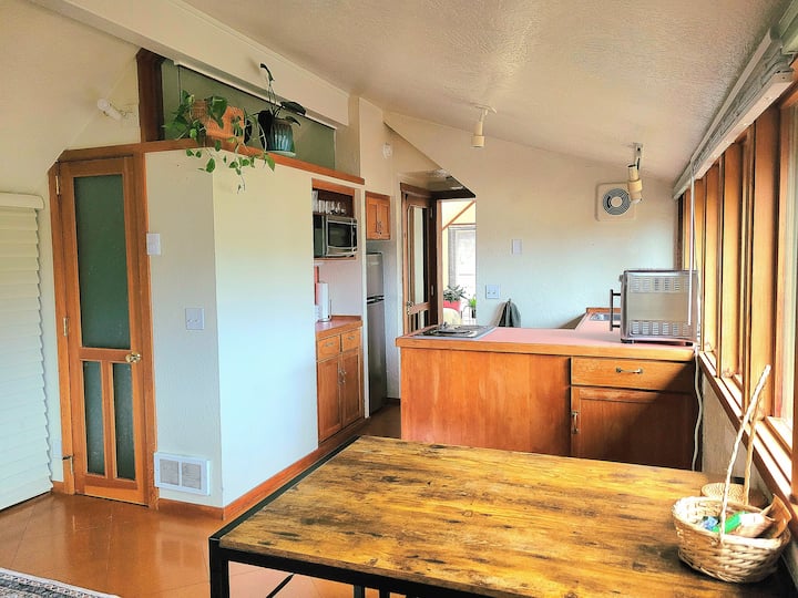 Sunny Campus Loft: Walk To U Of O & Hayward Field! - Eugene, OR