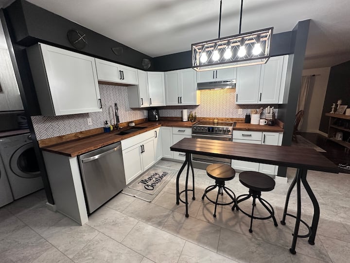 Cozy Remodeled Home With A Big Backyard ! - 에번즈빌