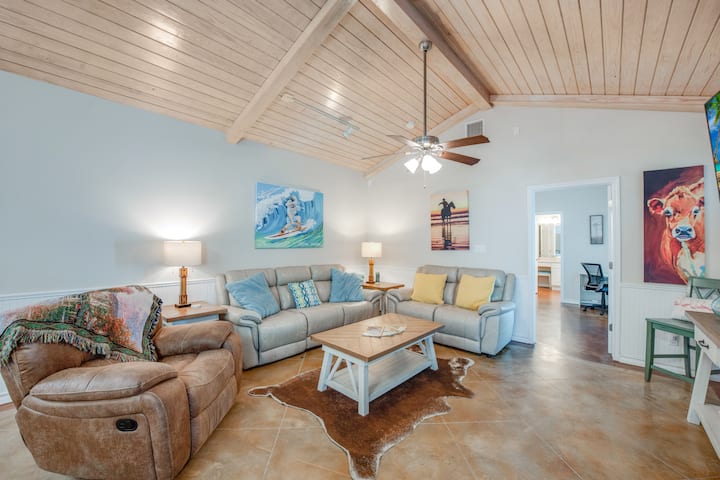 Wonderful Community Pool! Bright And Beachy! - Port Aransas, TX