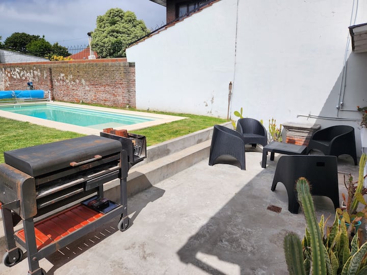 Casa Con 2 Dormitorios, Pileta, Parrilla Y Cochera - Mar del Plata