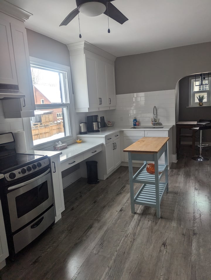 Upstairs Cute And Cozy Retreat - Kitchener